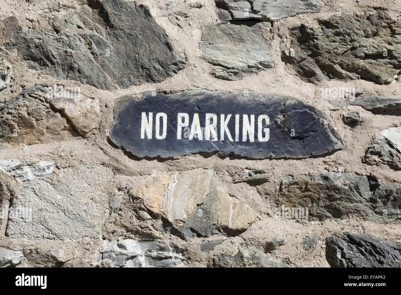 Stone wall with public warning "No Parking Stock Photo - Alamy