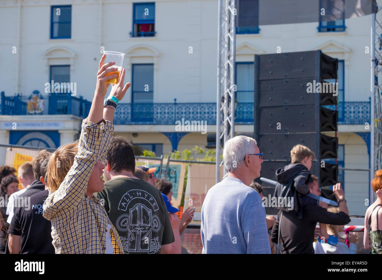 Half empty crowd hi-res stock photography and images - Alamy