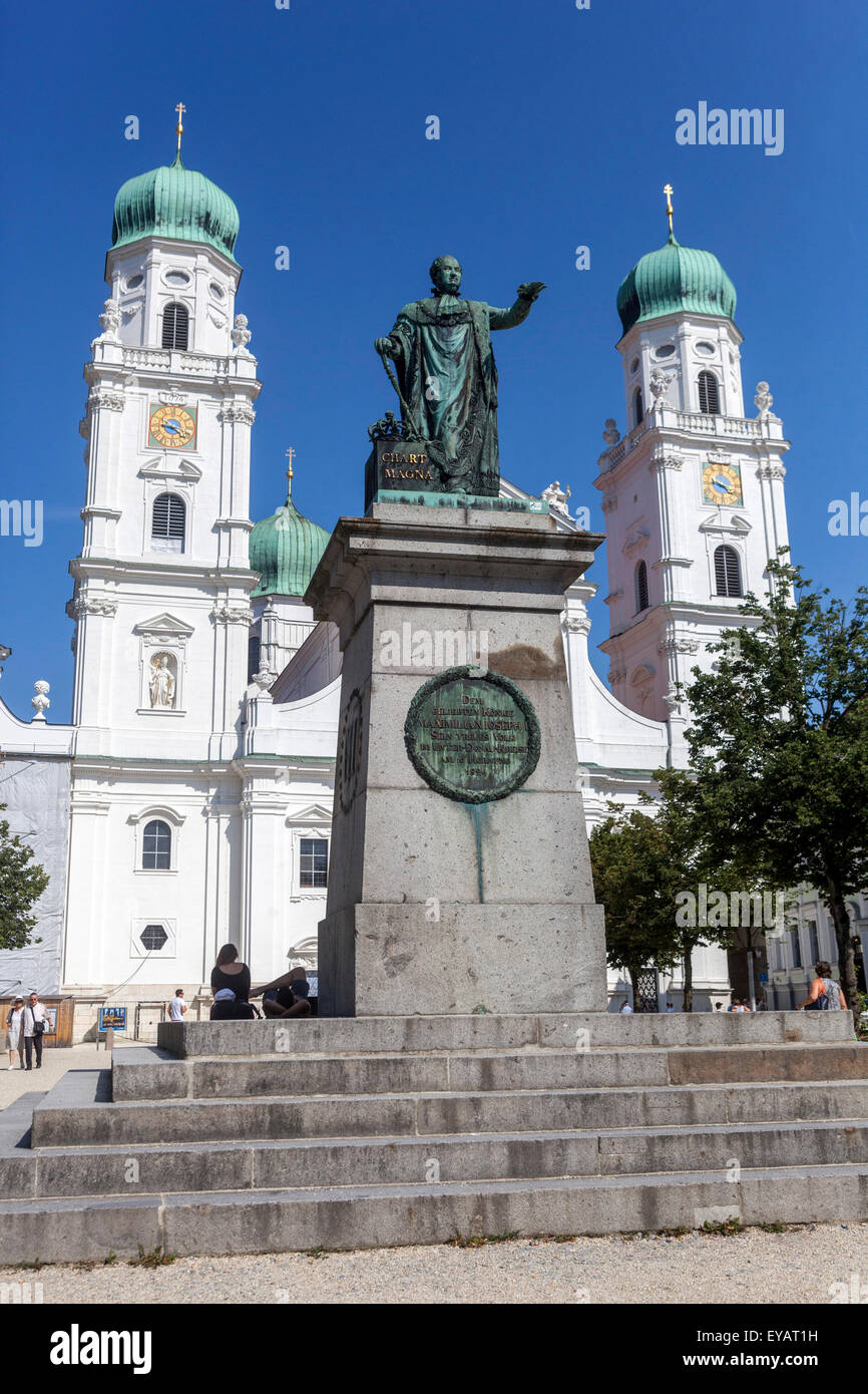 Statue of King Maximilian Joseph I, St. Stephan's Cathedral, Passau ...