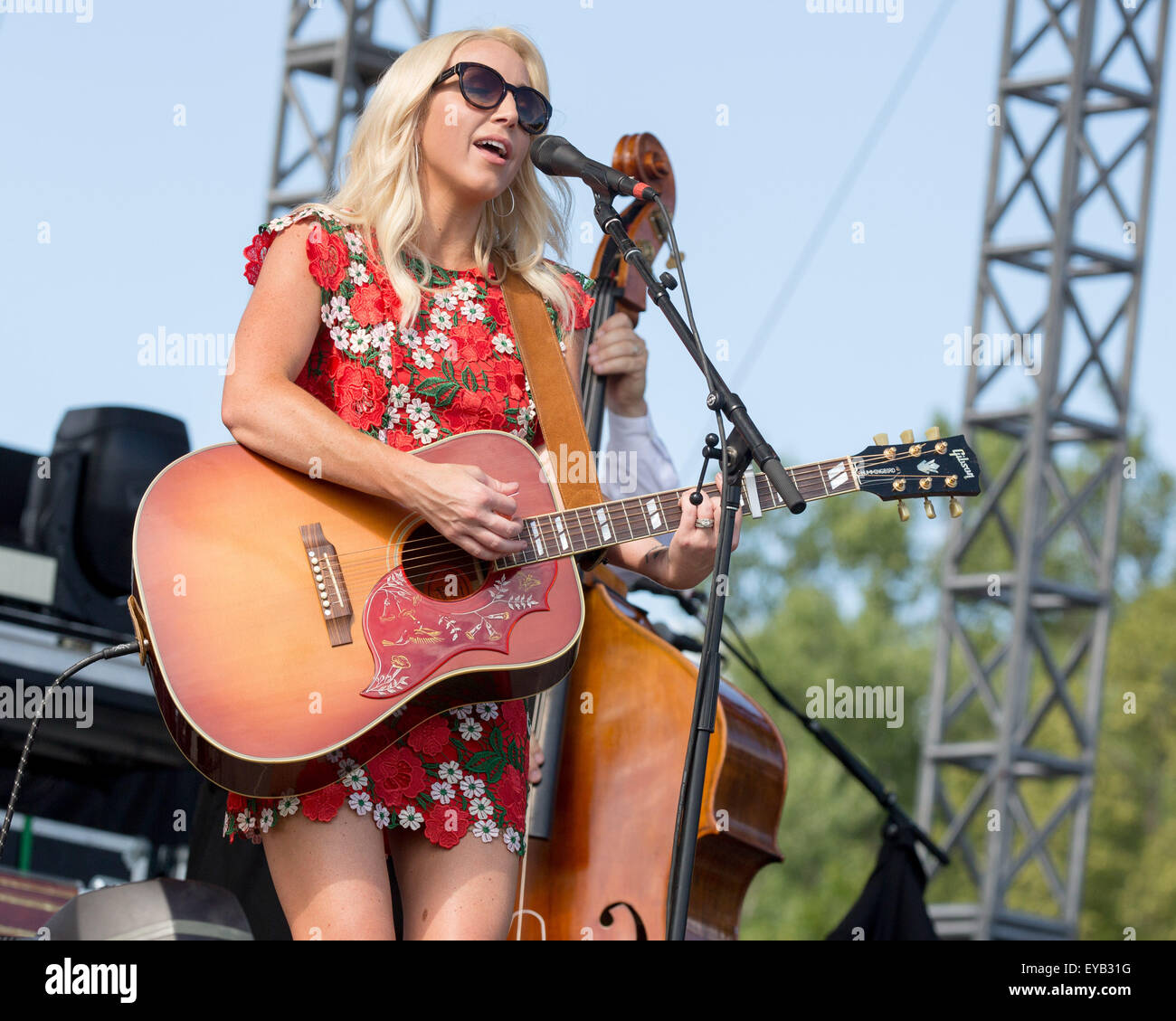 Country singer ashley monroe performs hi-res stock photography and ...