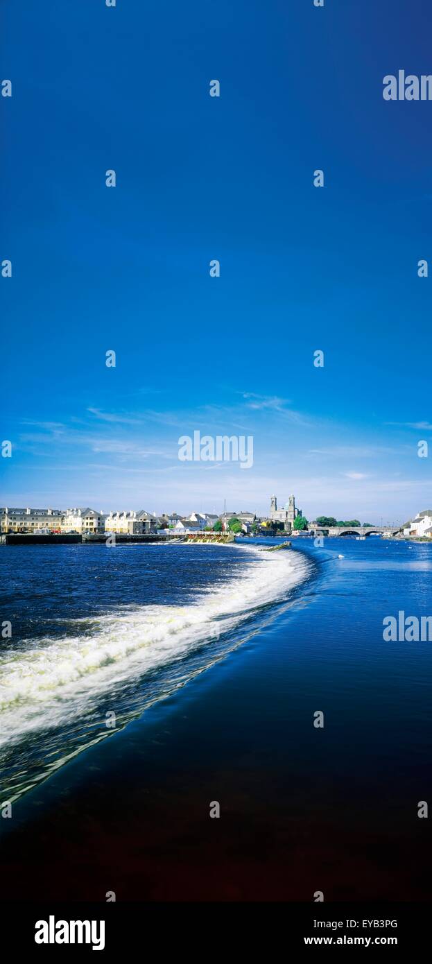 Lakes rivers waterfronts hi-res stock photography and images - Alamy