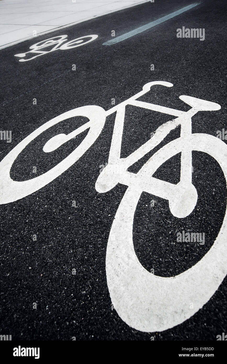 Bicycle lane symbol on road hi-res stock photography and images - Alamy