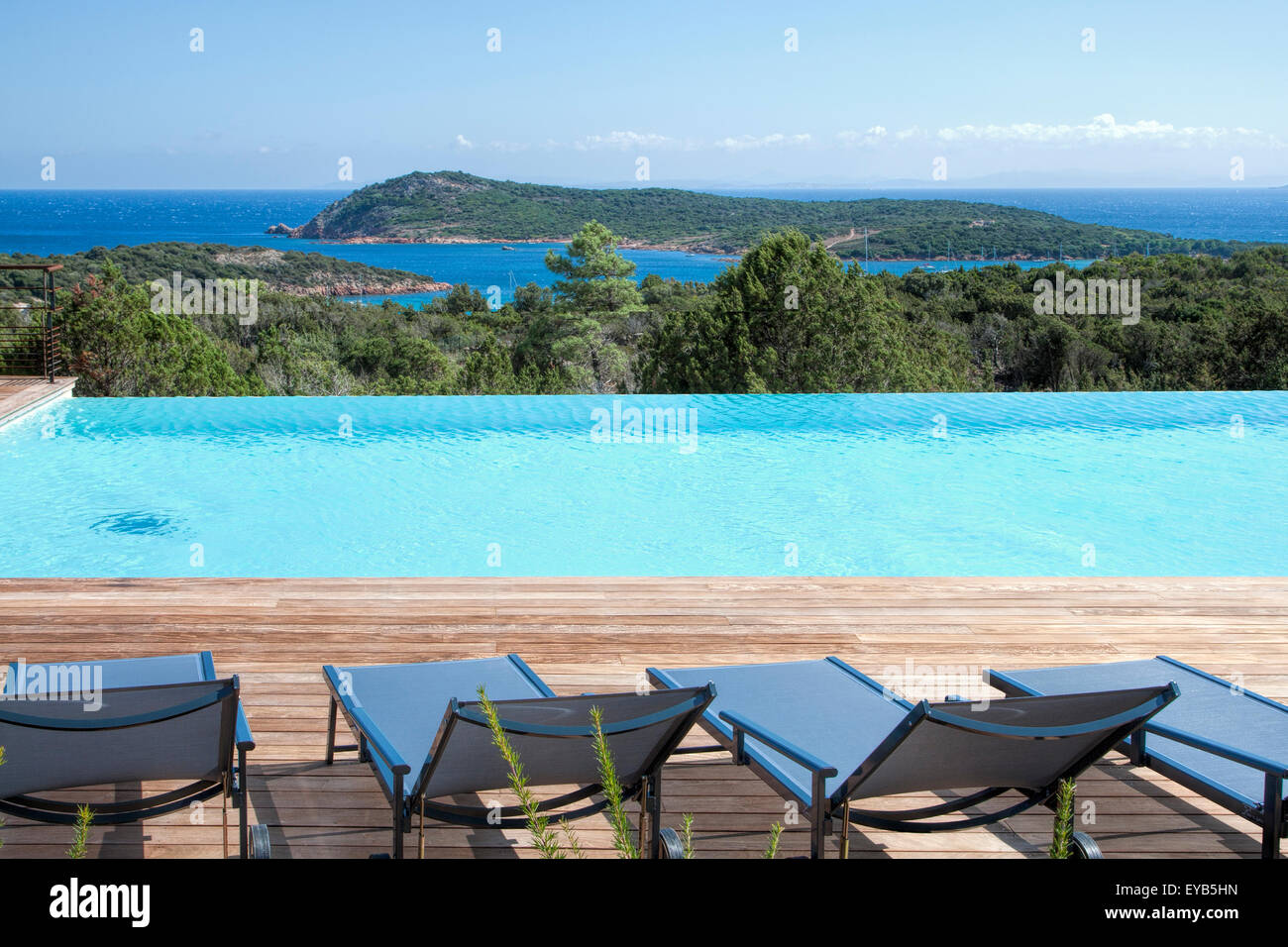 Infinity pool hi-res stock photography and images - Alamy