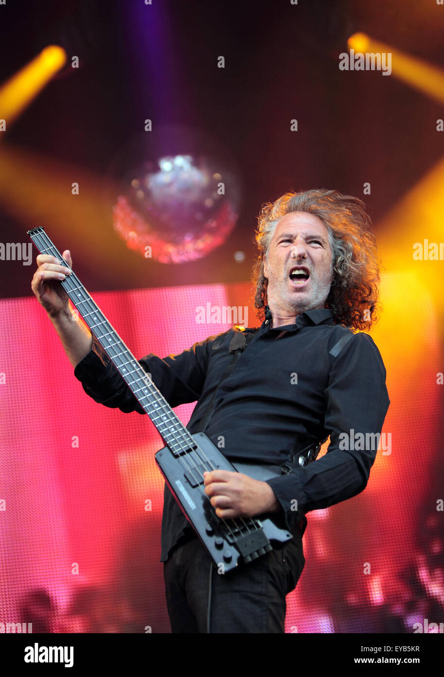 Perth, Scotland, UK. 25th July, 2015. Wang Chung sings at The Rewind ...