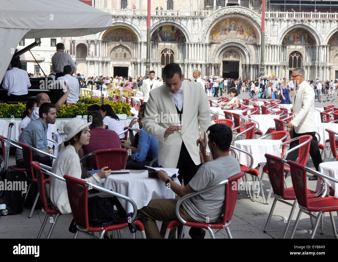 Waiter Clear Table High Resolution Stock Photography and Images - Alamy