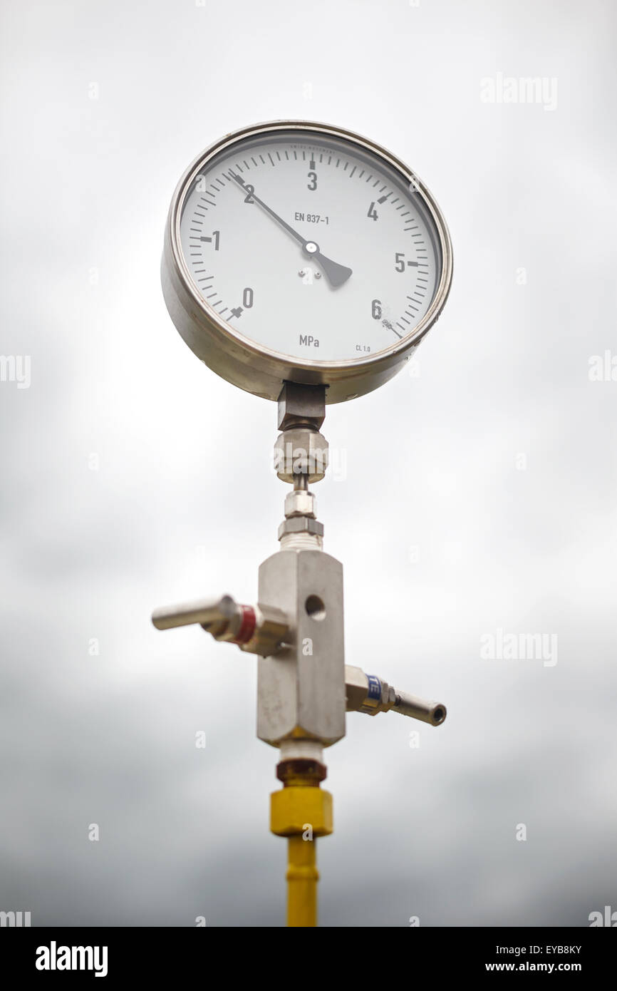 High pressure reading on gas wellhead Stock Photo - Alamy