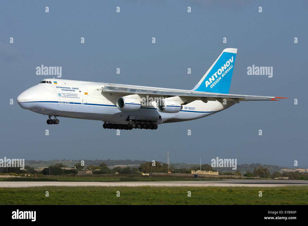Antonov An-124 on final approach for runway 31 Stock Photo - Alamy