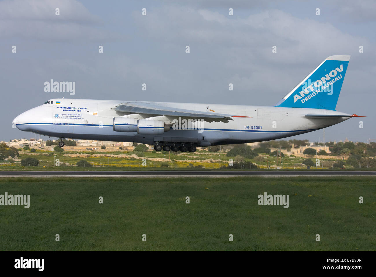 Antonov An-124 on final approach for runway 31 Stock Photo - Alamy