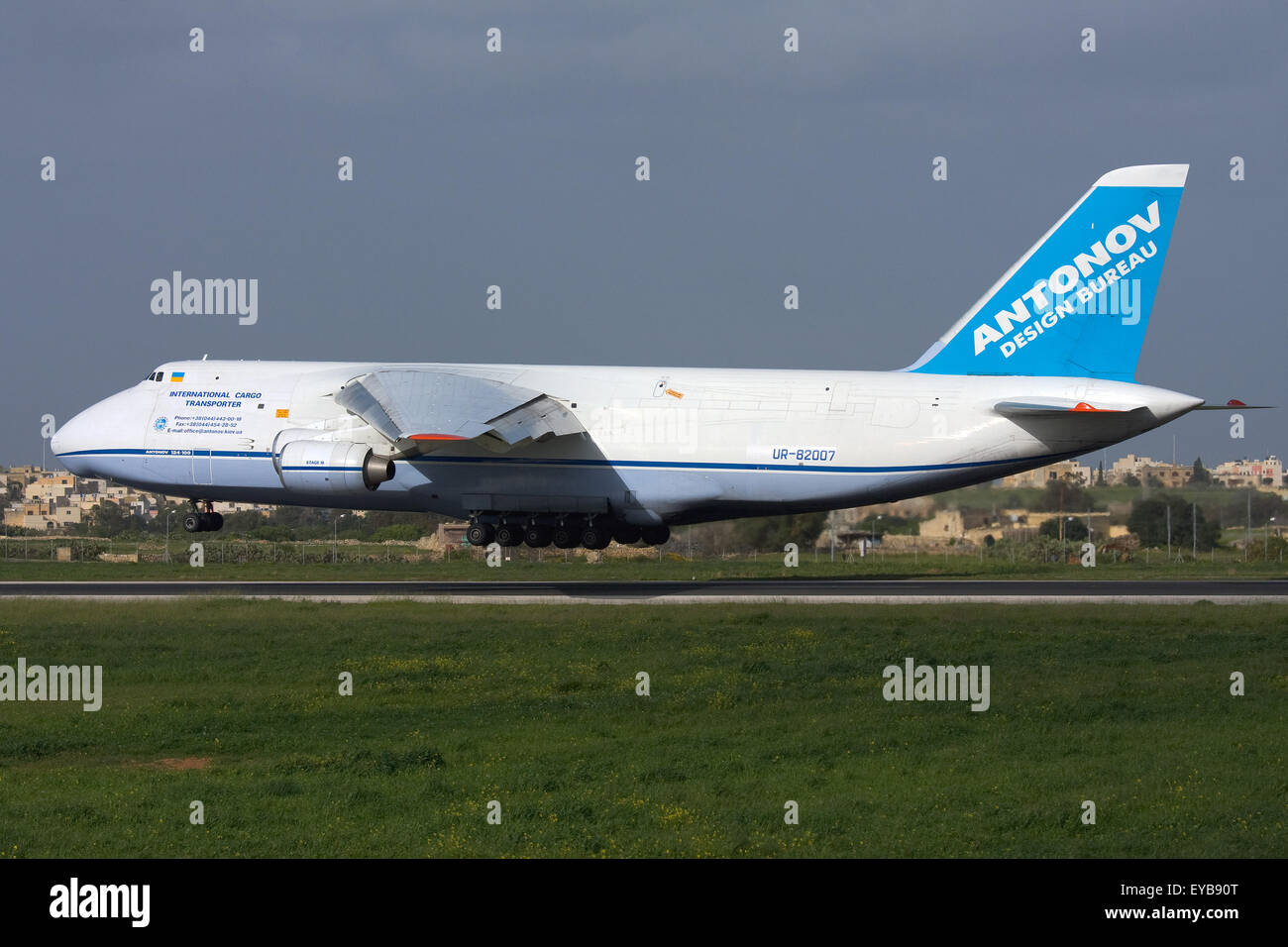 Antonov An-124 on final approach for runway 31 Stock Photo - Alamy