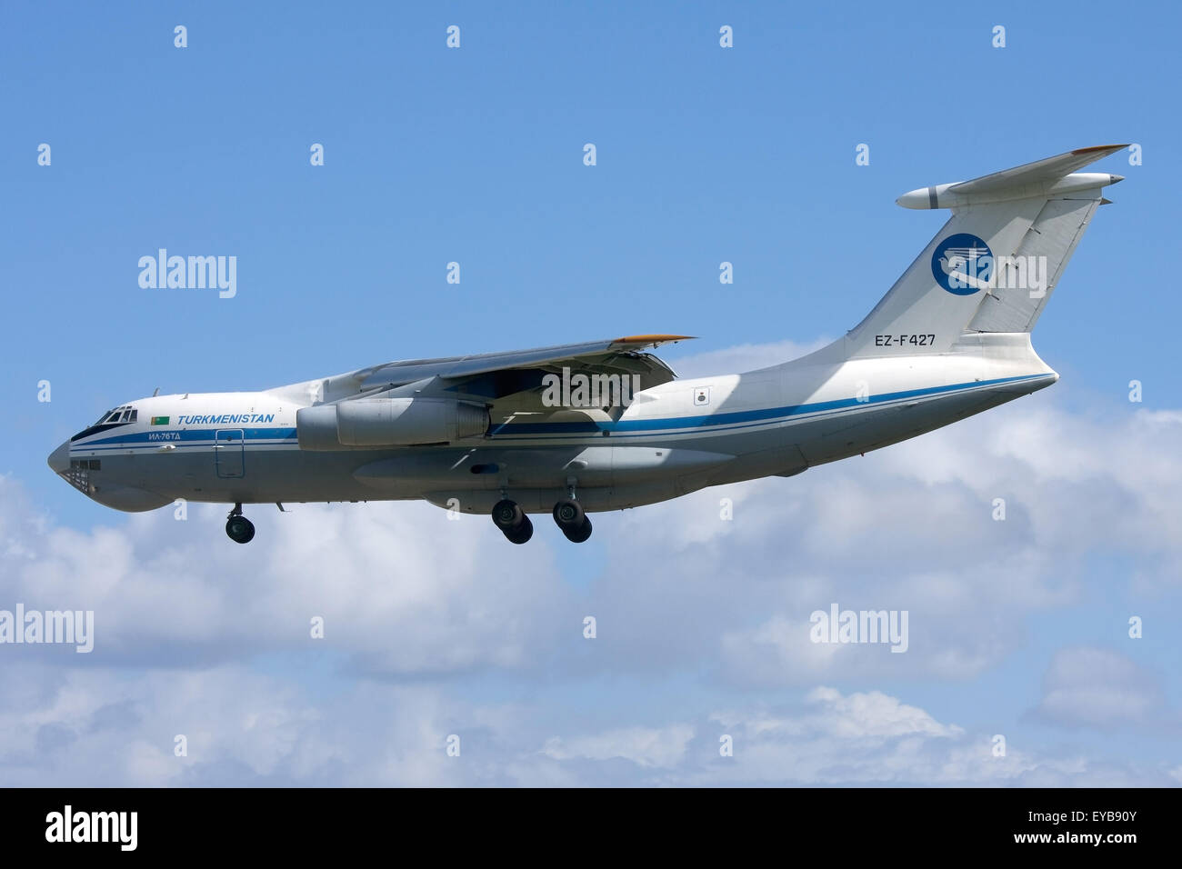 Ilyushin Il-76 landing runway 31 Stock Photo - Alamy