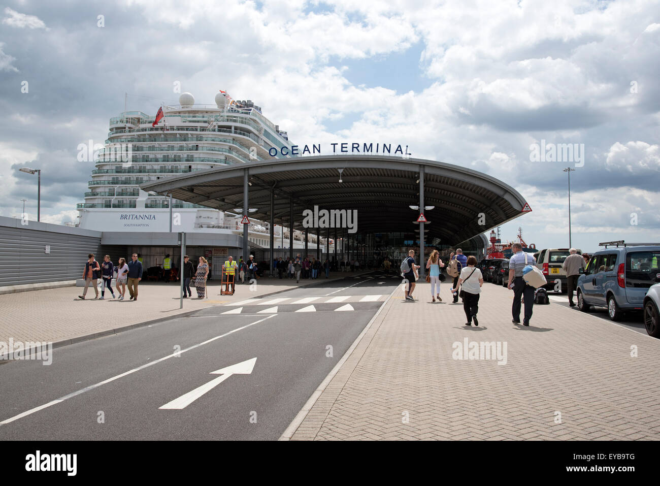 Cruise ship alongside Ocean Terminal and passengers arriving ...