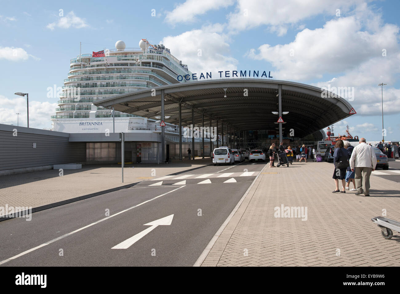 Cruise ship alongside Ocean Terminal and passengers arriving ...