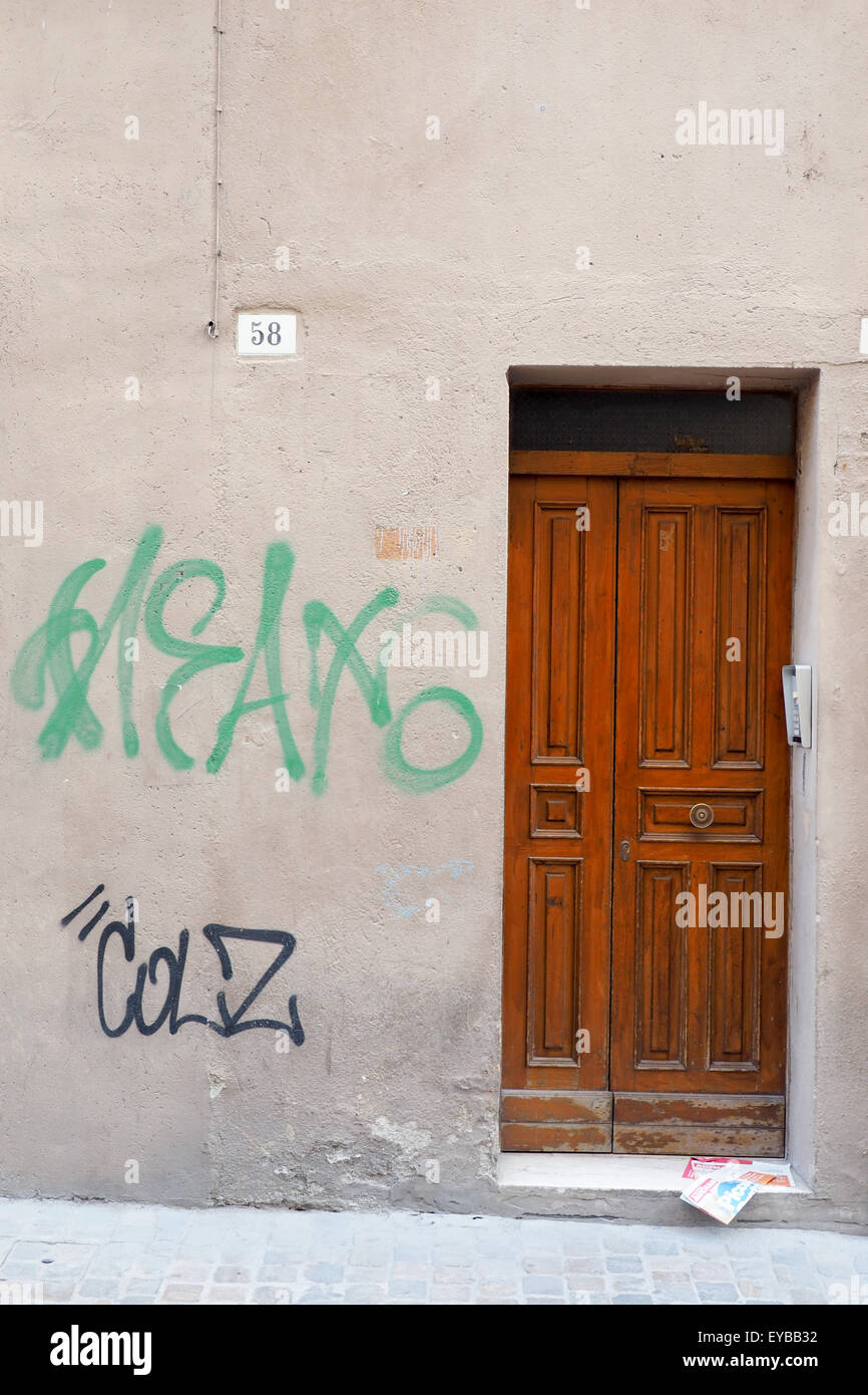 Graffiti front door hi-res stock photography and images - Alamy