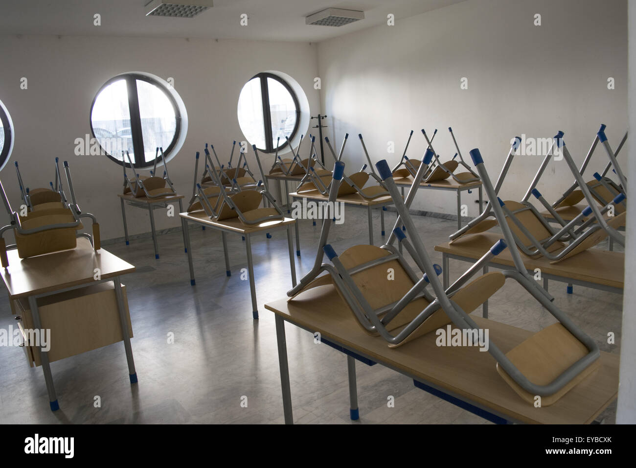 Empty school classroom desks hi-res stock photography and images - Alamy
