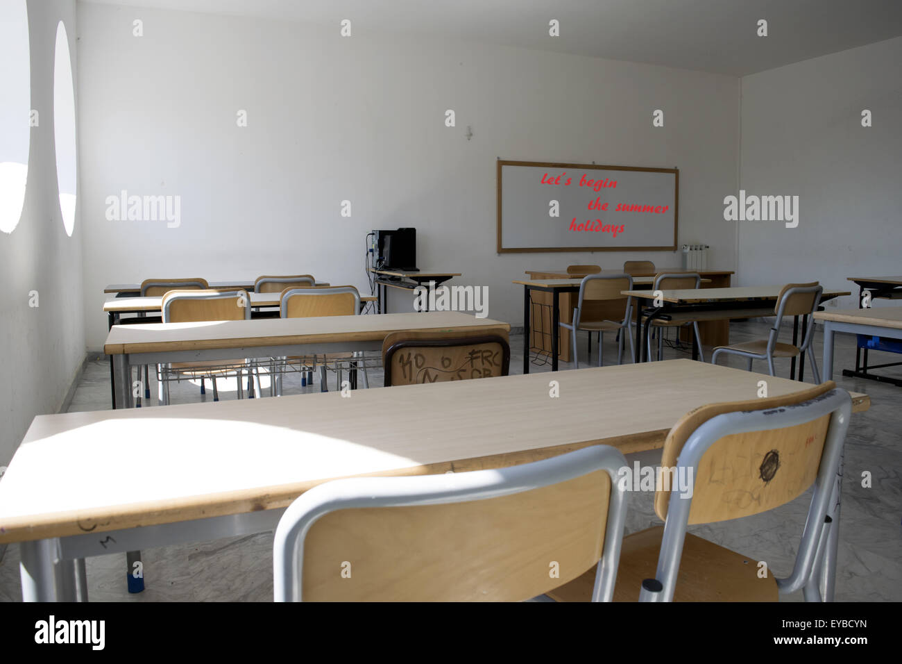 Empty classroom desk hi-res stock photography and images - Alamy