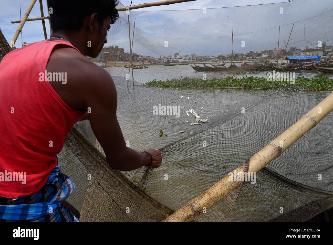 Bangladeshi fishing south asian fisherman hi-res stock photography and ...