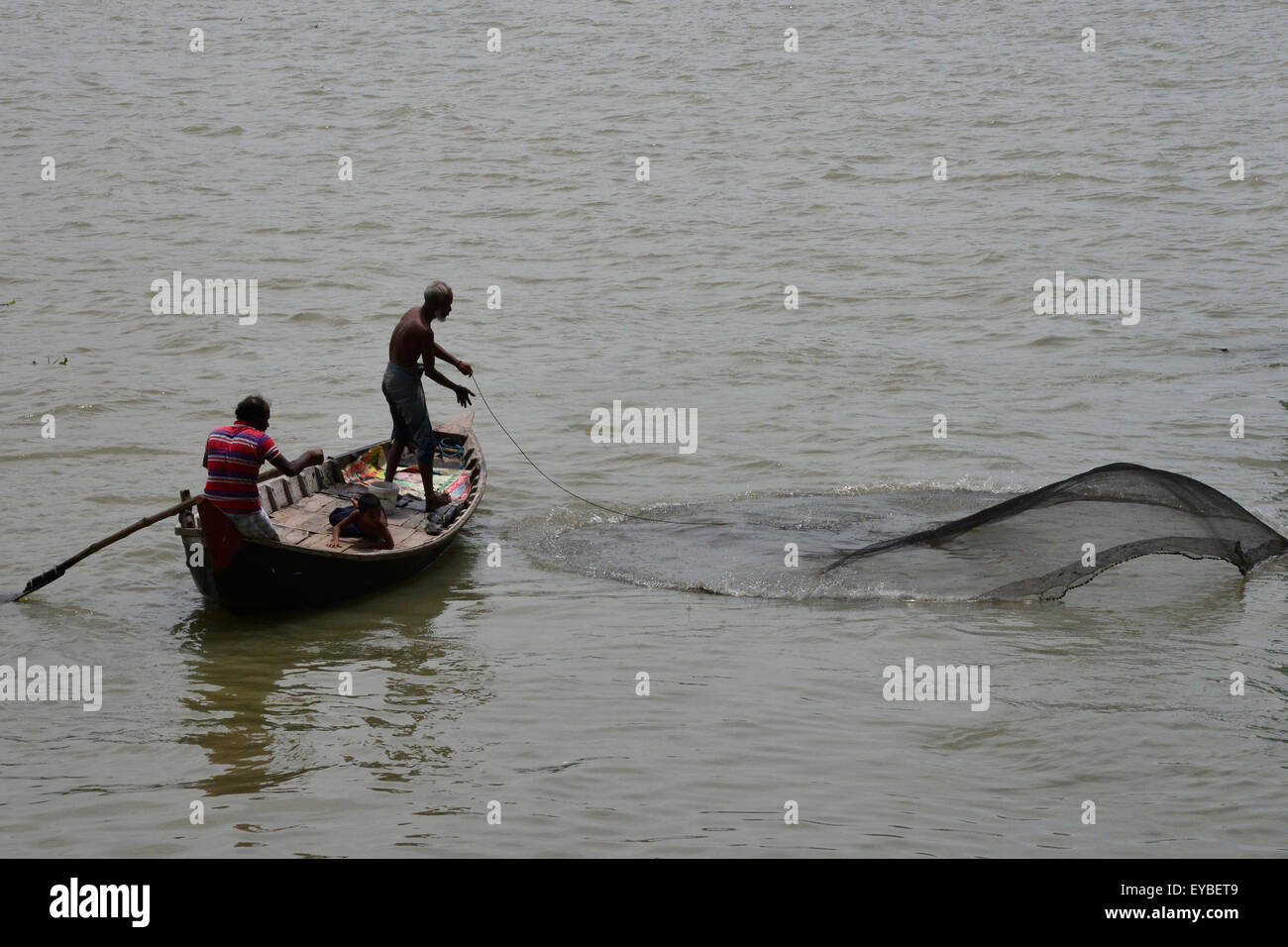 Dhaka, Bangladesh. 26th July, 2015. Bangladeshi fishermen busy to ...