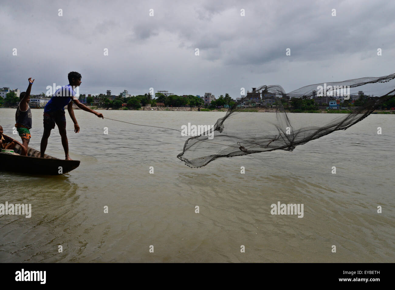 Dhaka, Bangladesh. 26th July, 2015. Bangladeshi fishermen busy to ...