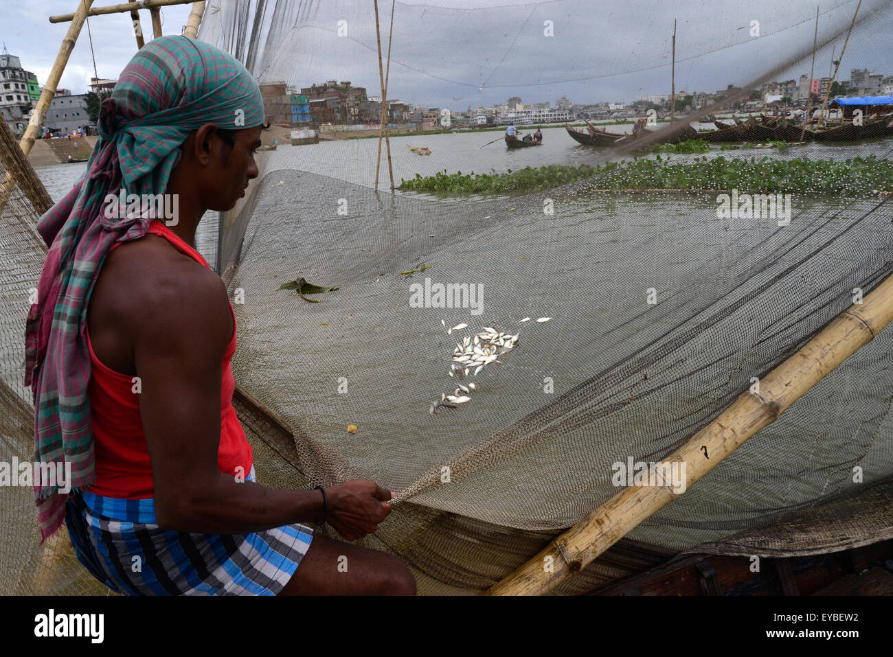 Bangladeshi fishing south asian fisherman hi-res stock photography and ...