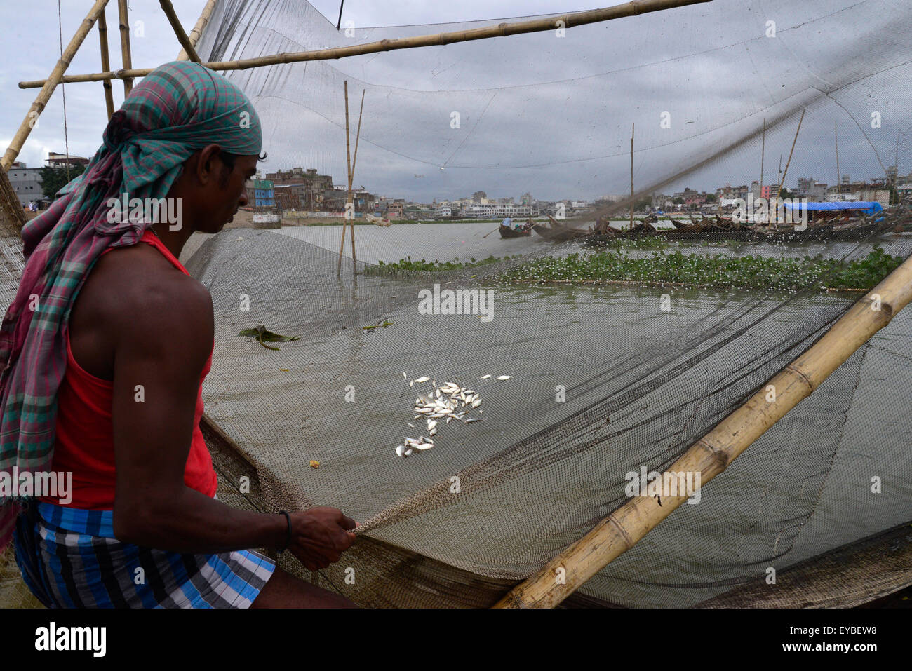 Bangladeshi fishing south asian fisherman hi-res stock photography and ...