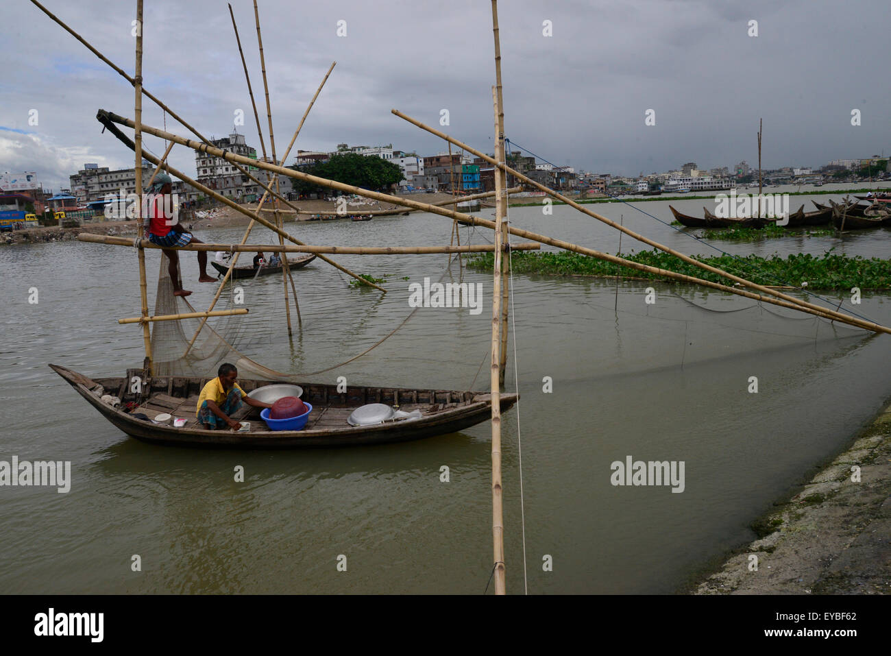 Dhaka, Bangladesh. 26th July, 2015. Bangladeshi fishermen busy to ...