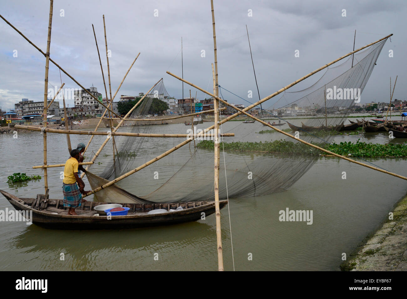 Bangladeshi fishing south asian fisherman hi-res stock photography and ...