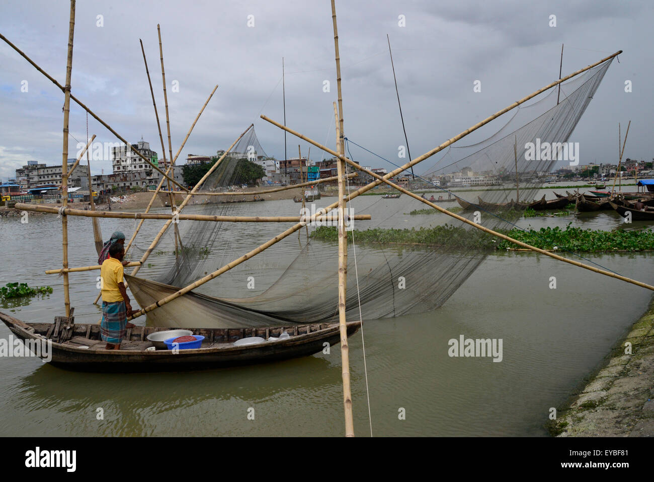 Dhaka, Bangladesh. 26th July, 2015. Bangladeshi fishermen busy to ...