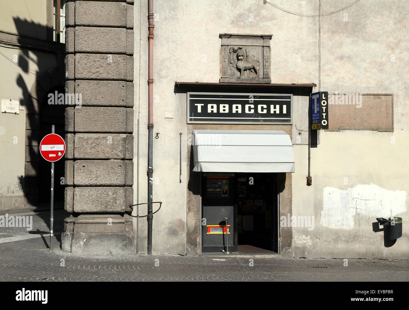 Tobacconist hi-res stock photography and images - Alamy