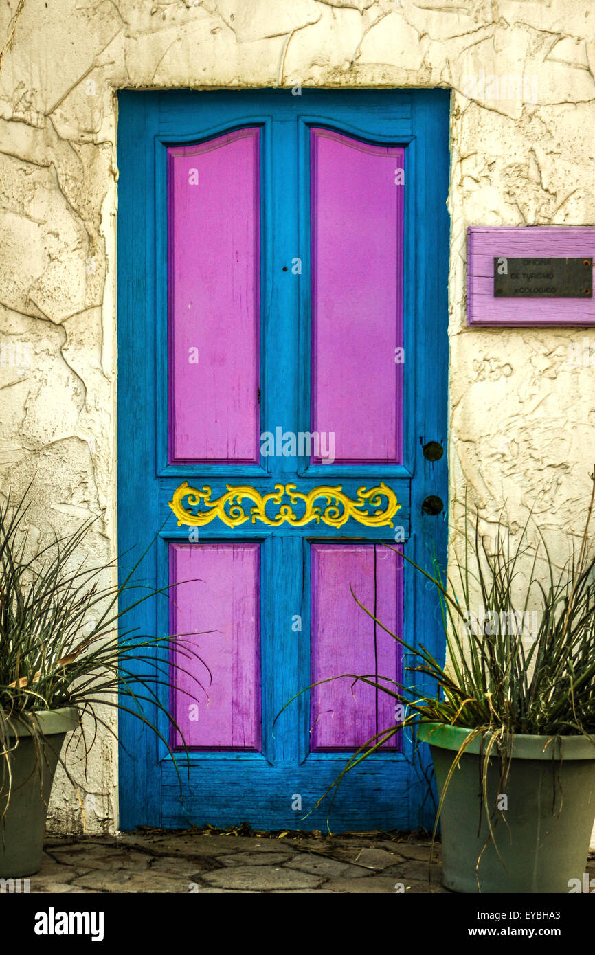 House with purple door hi-res stock photography and images - Alamy