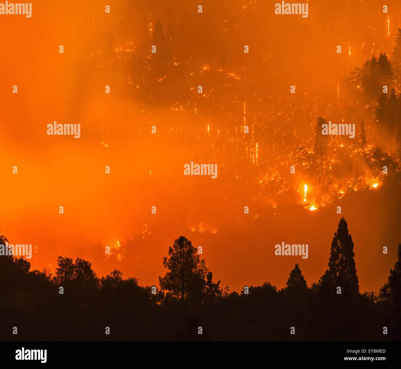July 26, 2015 - Oakhurst/North Fork, CA, USA - The Willow Fire burns ...