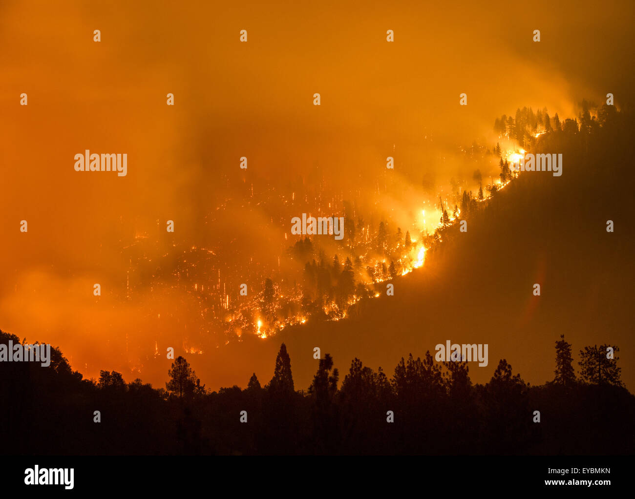 July 26, 2015 - Oakhurst/North Fork, CA, USA - The Willow Fire burns ...