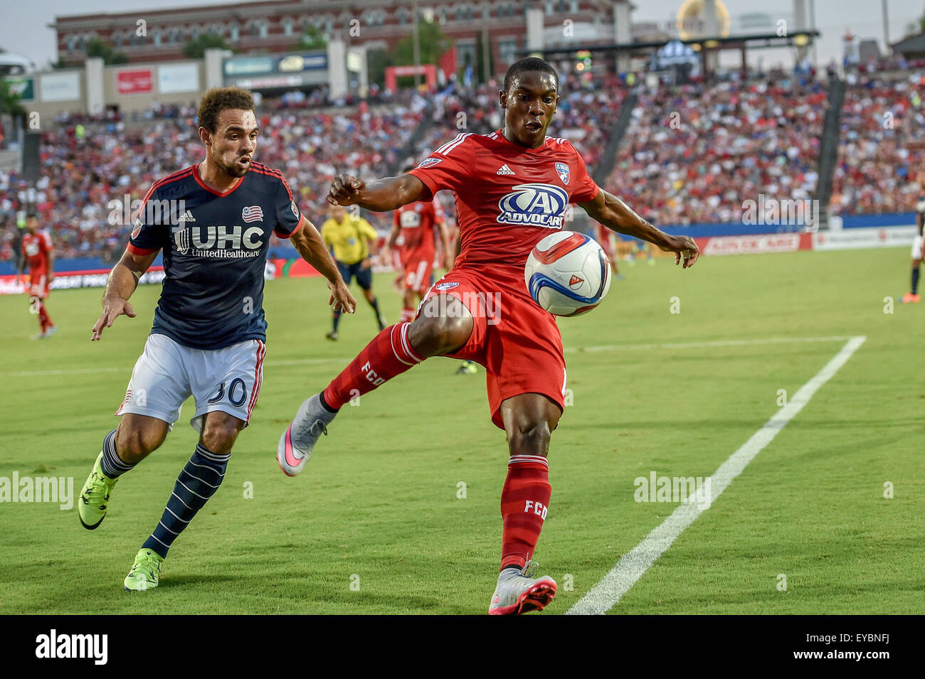 JUL 4 2015:.FC Dallas forward Fabian Castillo (11) races to the ball as ...