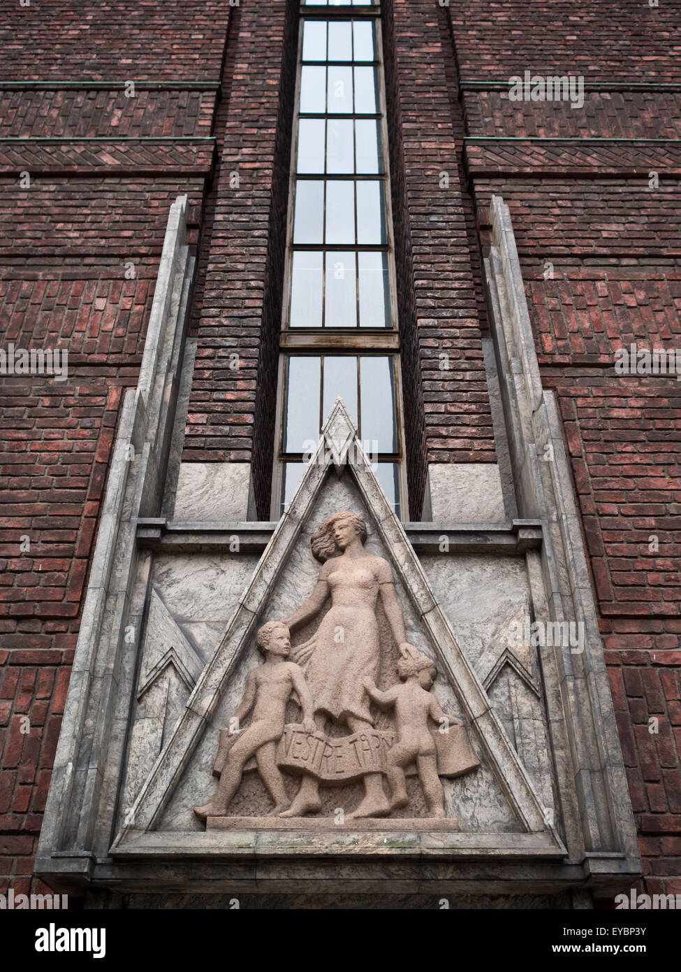 Red brick wall sculpture hi-res stock photography and images - Alamy