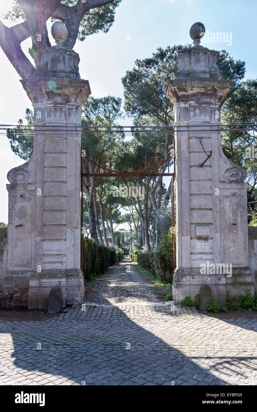 Gate portal private hi-res stock photography and images - Alamy