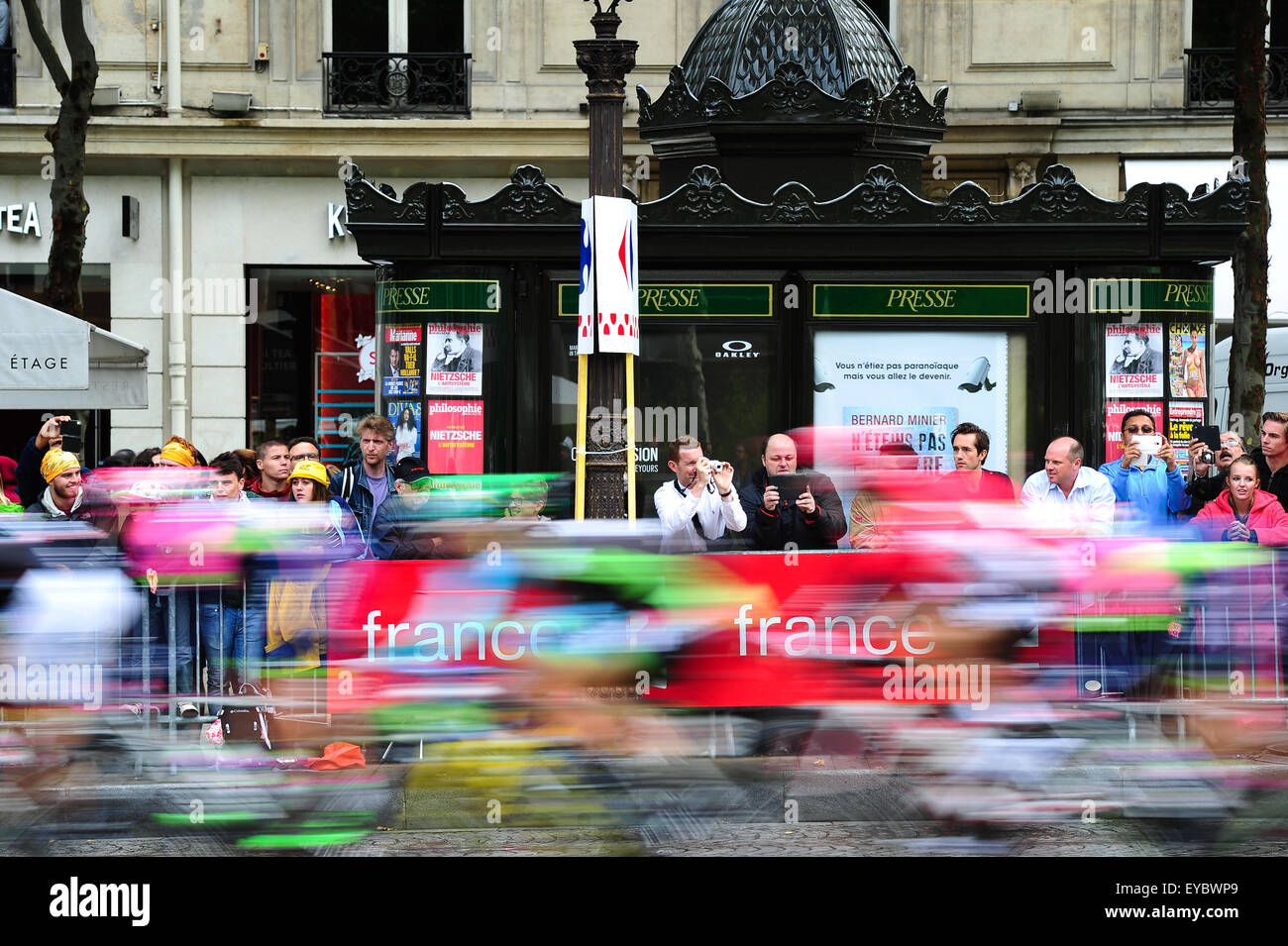 Paris, France. July 26, 2015. Spectators watching as the riders pass ...