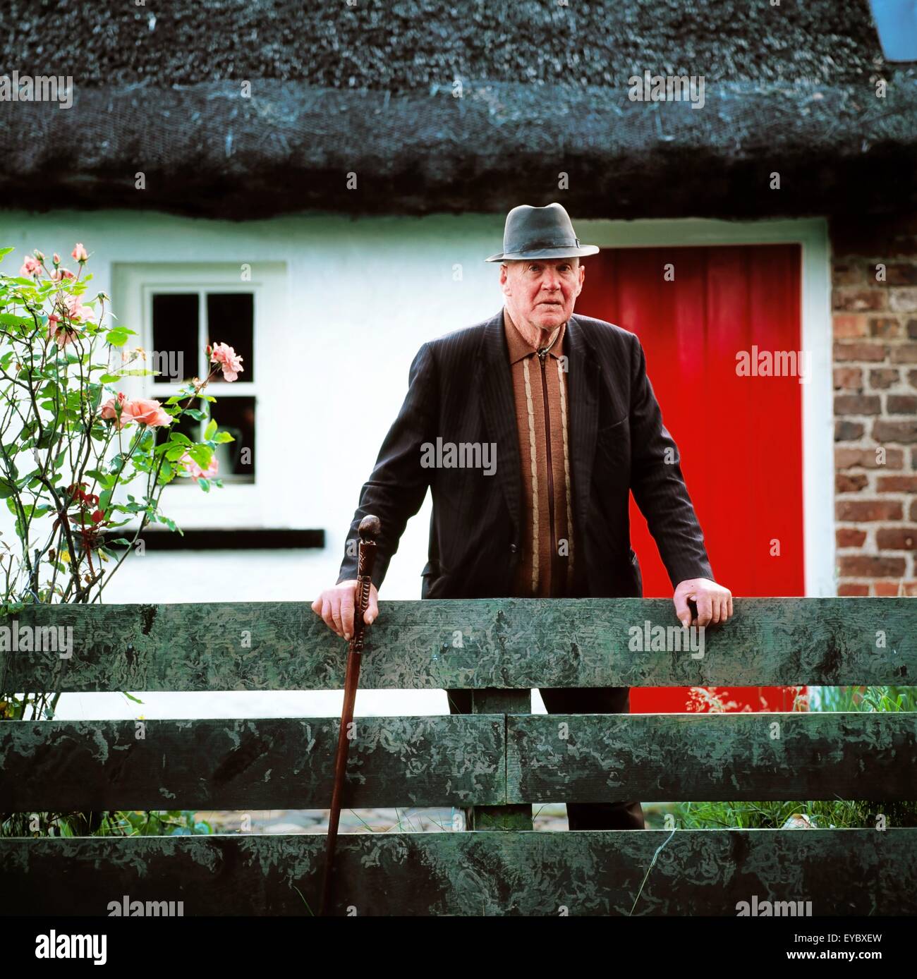 Old man outside thatched cottage hi-res stock photography and images ...