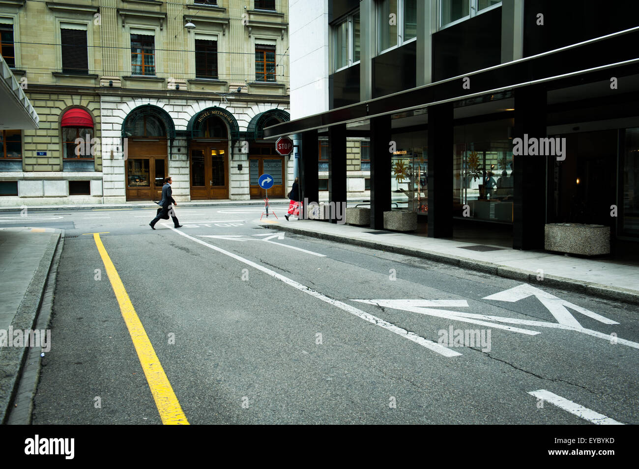 Businessman briefcase walking hi-res stock photography and images - Alamy