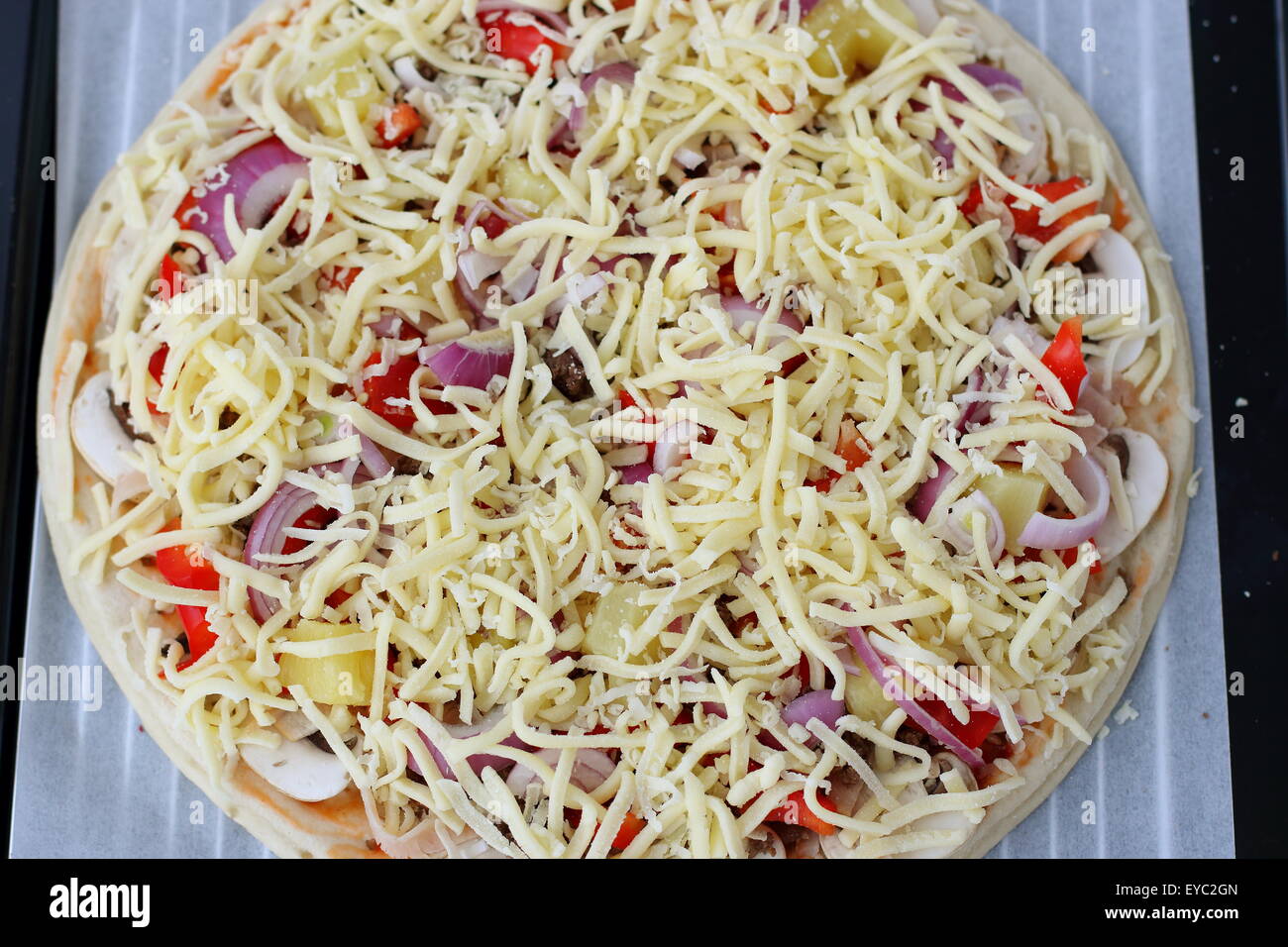 Uncooked pizza hi-res stock photography and images - Alamy