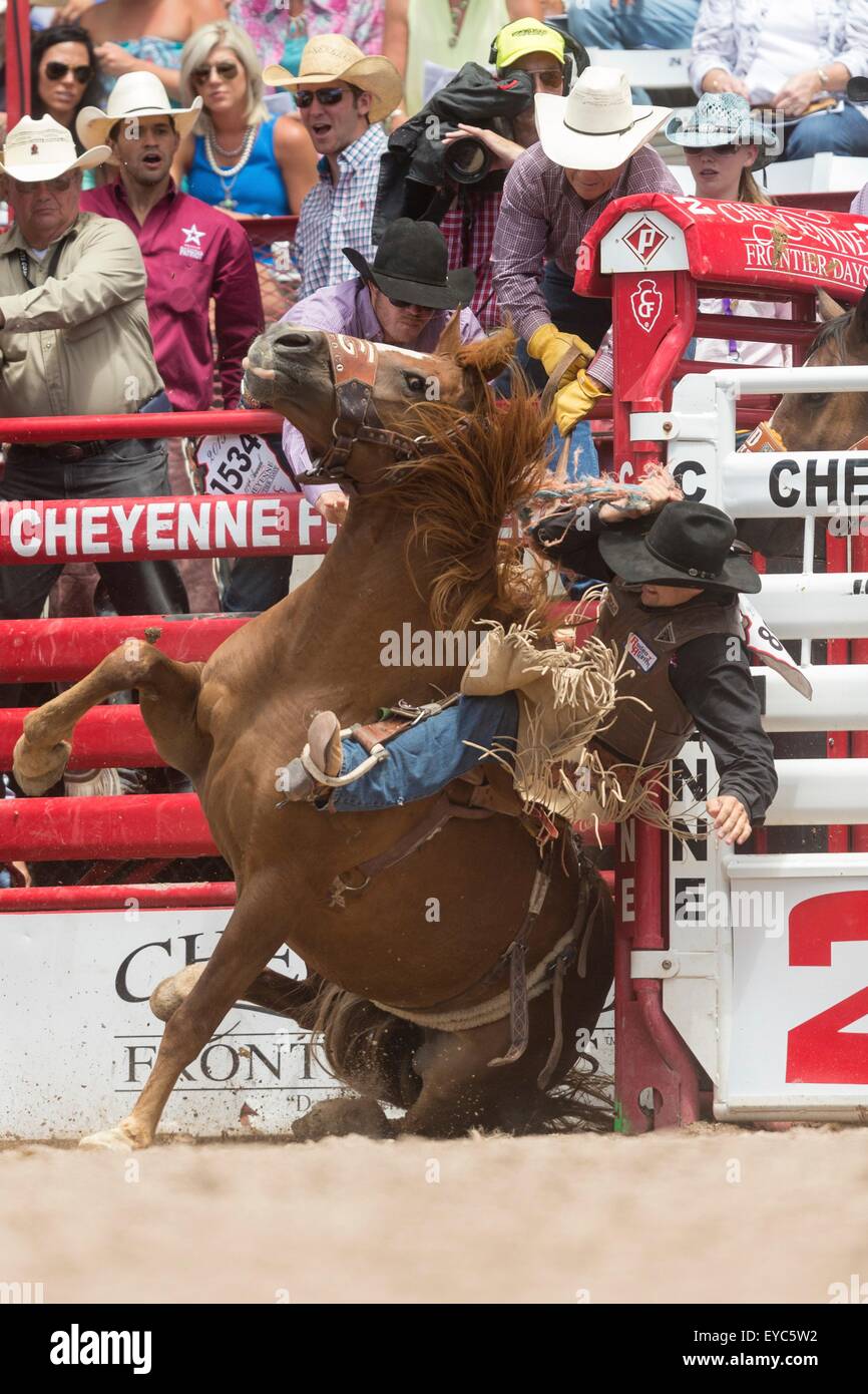 Cheyenne, Wyoming, USA. 26th July, 2015. Bareback rider Chuck Schmidt ...