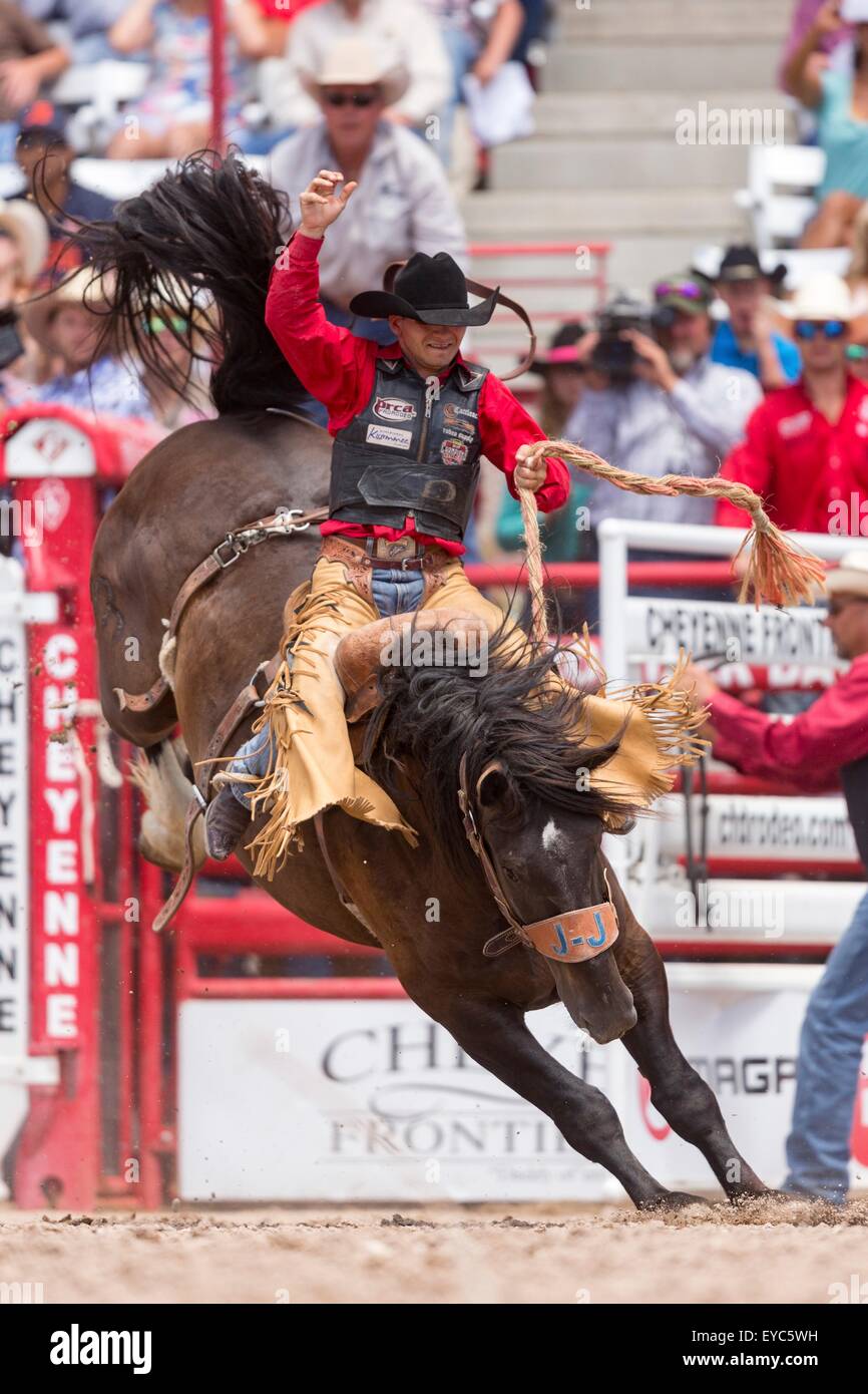 Cheyenne, Wyoming, USA. 26th July, 2015. Bareback rider Joe Lufkin ...