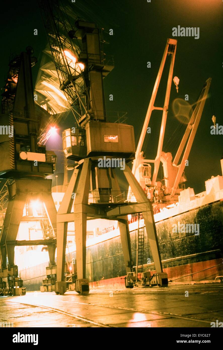 Shipping docks hi-res stock photography and images - Alamy