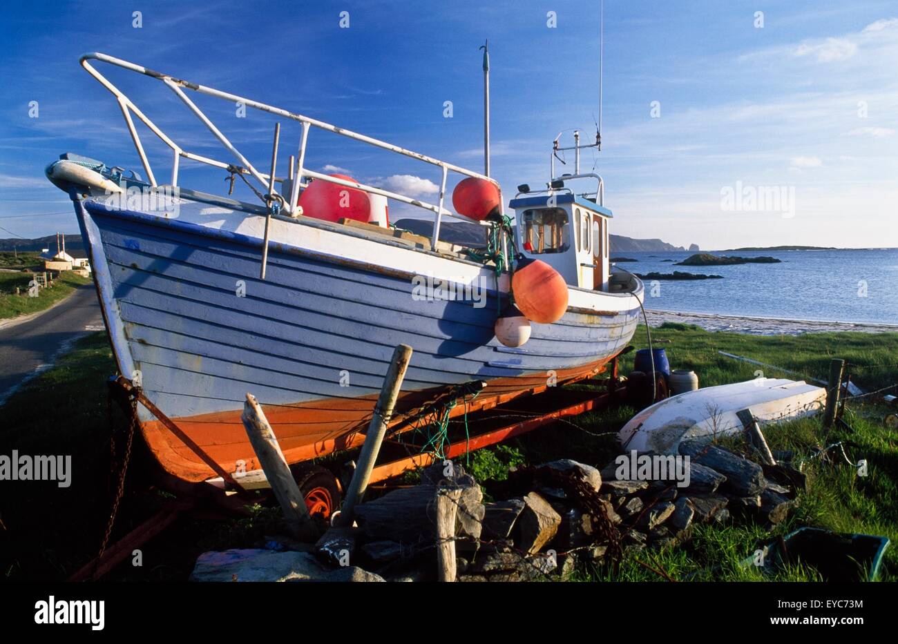 Boats beach county donegal hi-res stock photography and images - Alamy