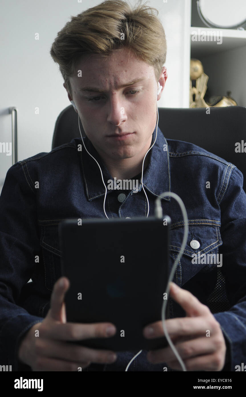 Teenage boy using a Apple iPad tablet Stock Photo - Alamy