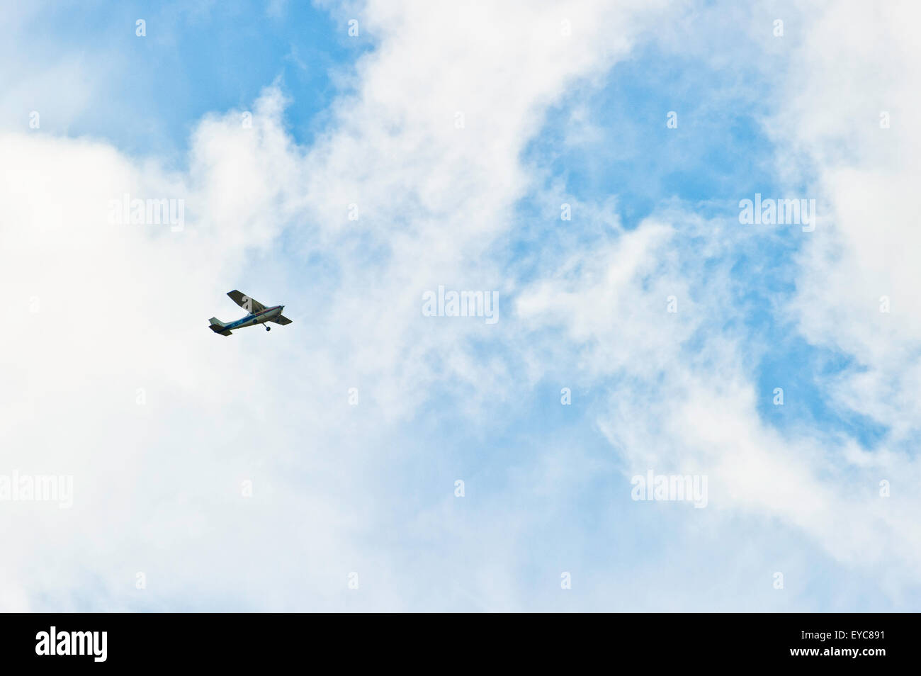 Piper aircraft flying over a blue cloudy sky Stock Photo - Alamy