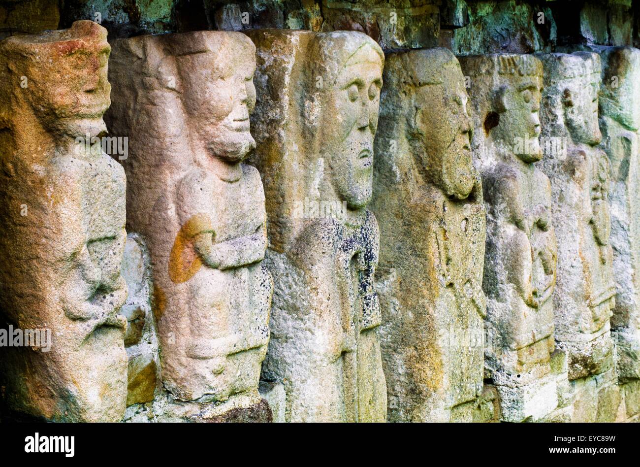 Stone people figures hi-res stock photography and images - Alamy