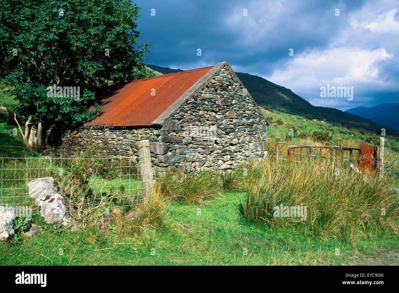 Barn home ireland hi-res stock photography and images - Alamy