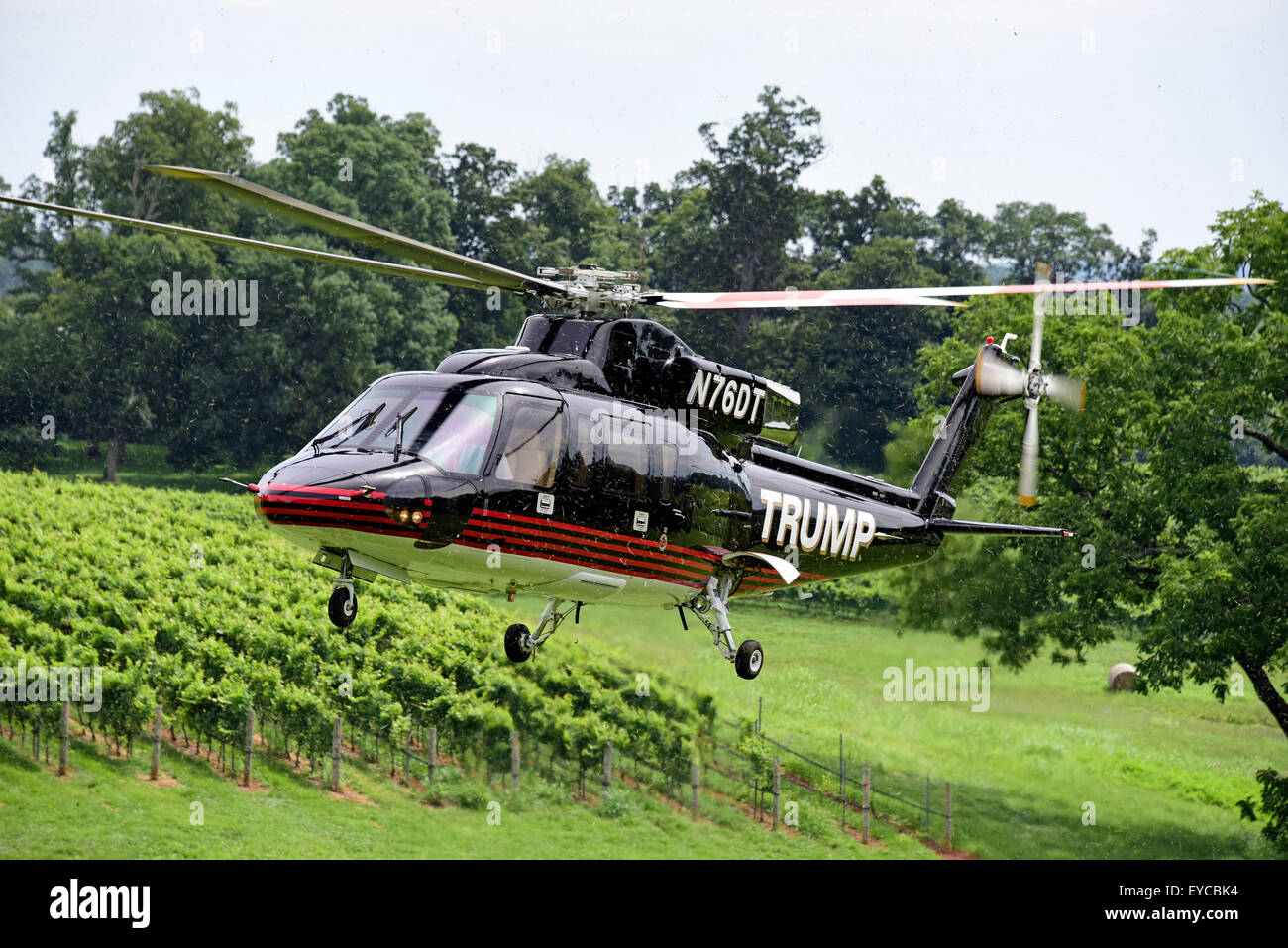 A helicopter carrying Donald Trump, a candidate for the 2016 Republican ...