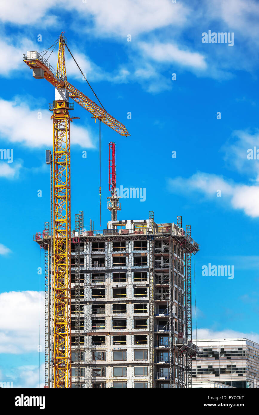 Crane working skyscraper hi-res stock photography and images - Alamy