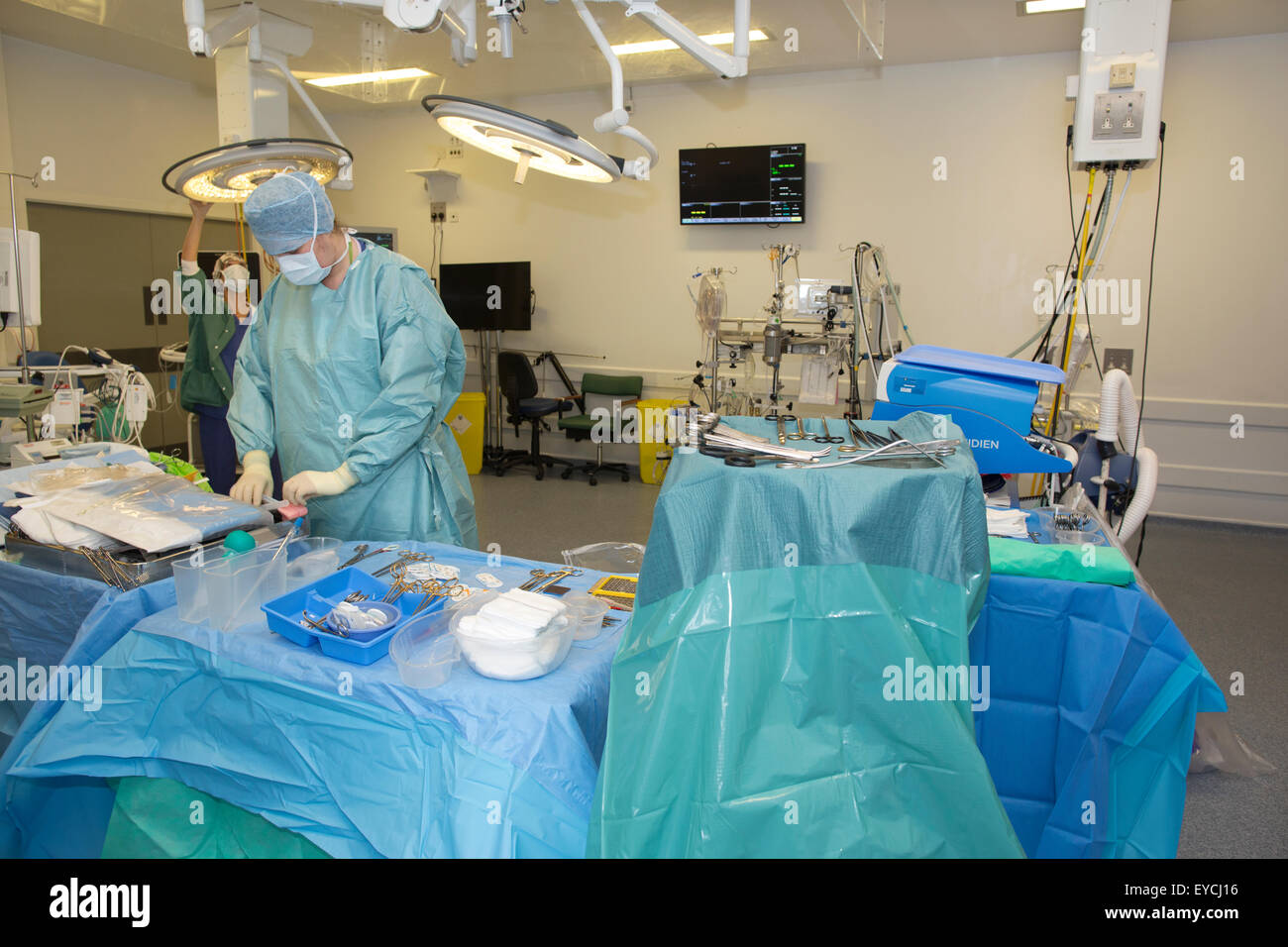 Cardiothoracic surgeons in the operating theatre at Papworth Hospital ...