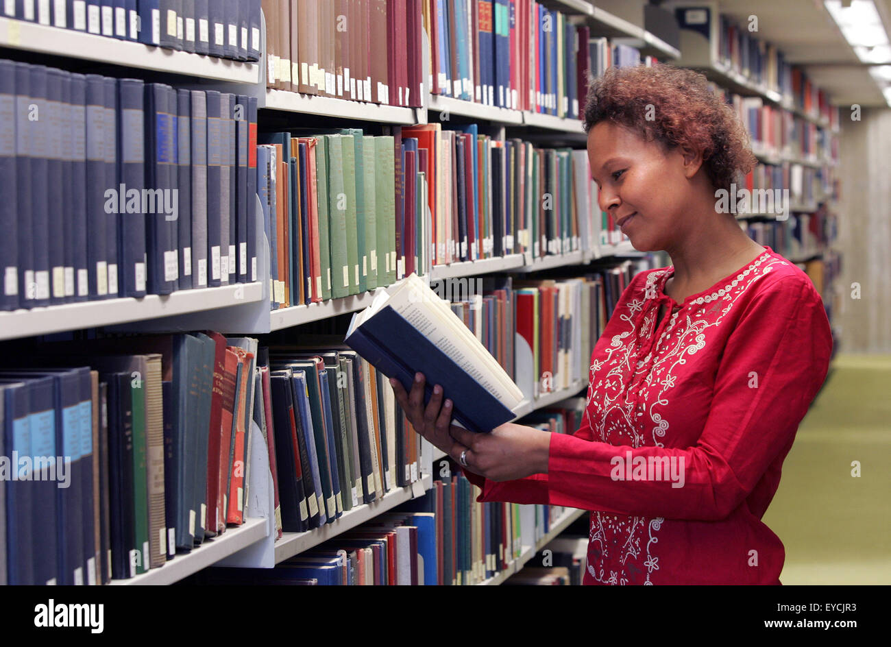 Uni students library hi-res stock photography and images - Alamy